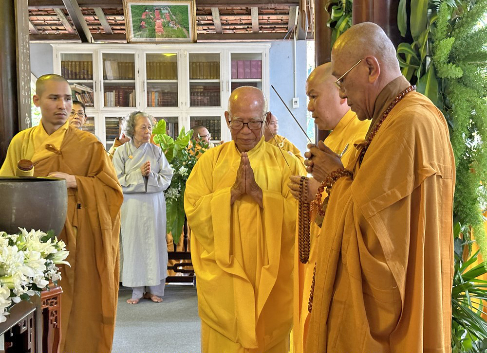 vieng-giac-linh-on-tue-sy-5- – Sen Trắng